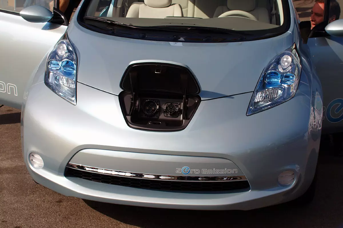 Nissan Leaf - місце для зарядки знаходиться в передній частині автомобіля