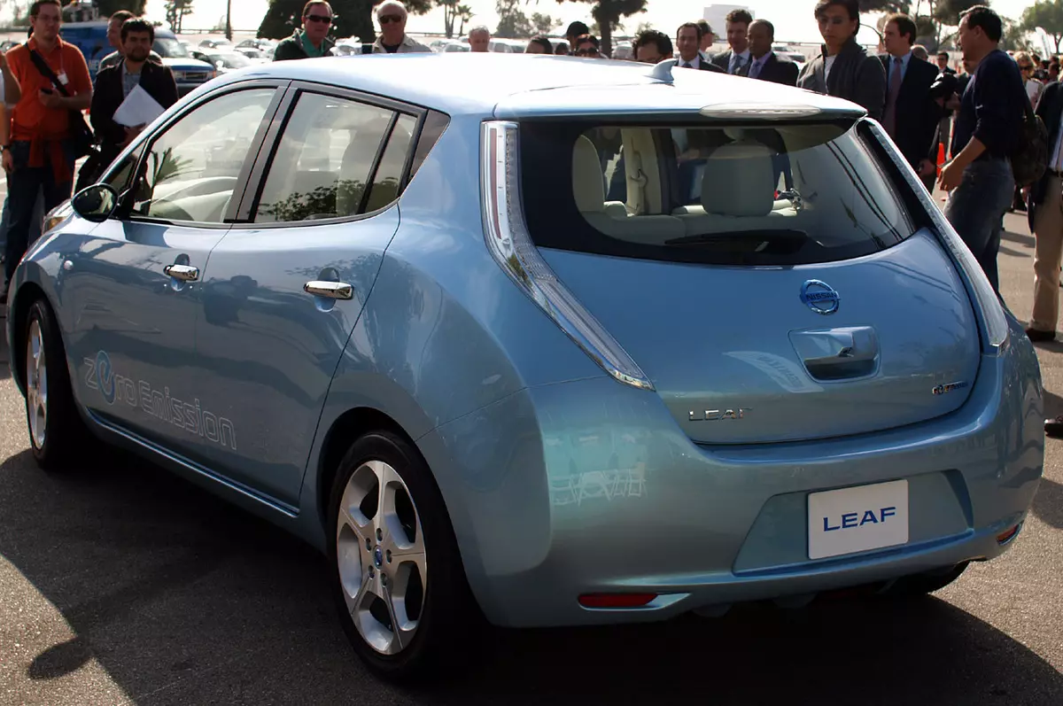 Nissan Leaf Elektrik Mobile qeyd və tiida tərzi birləşməsini xatırladır