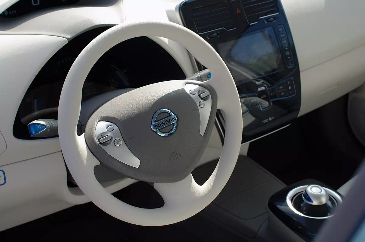 O interior futurista da folha de Nissan é feito em cores claras impraticáveis, que provavelmente veremos na versão serial. Caso contrário, o volante branco pode ser sensado apenas em luvas descartáveis ​​:)
