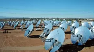 محطات الطاقة الشمسية تتناسب بشكل متناغم في المناظر المهجورة أريزونا