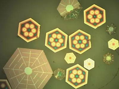 Paneles solares en miniatura en forma de placas hexagonales.