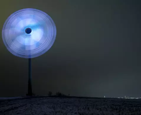 Vain järjestelmäohjelmointi kesti kaksi päivää. Nyt tähti pystyy näyttämään monia eri valokuvioita, kun taas kuvat ovat yhteydessä reaaliaikaisesti tuulen ja turbiinin pyörimisen avulla.