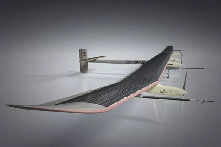 Na počítačovém modelu letadla můžete vidět solární panely integrované do křídla