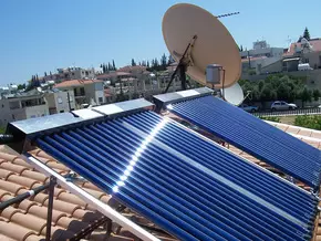 Eerste residentieel gebouw met zonnebatterijen in Poltava (Oekraïne)