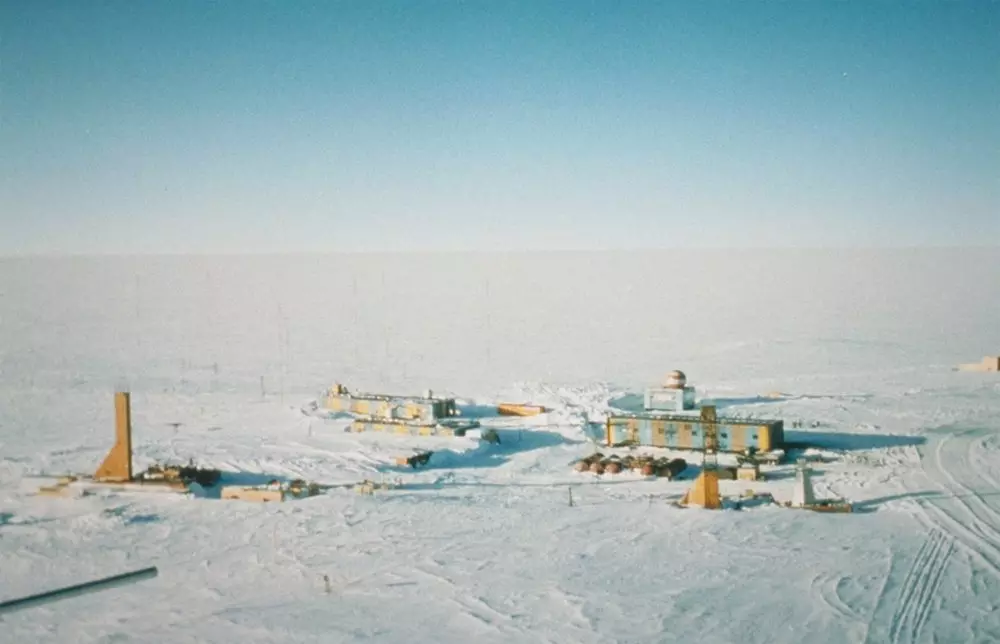 Antarctica, Station