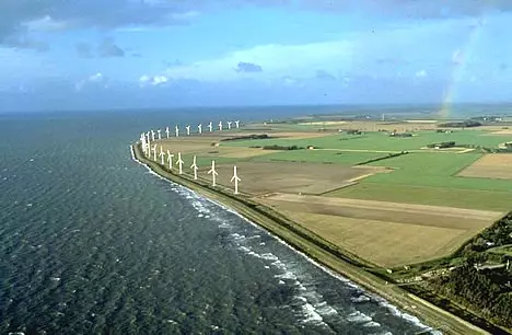 Windgeneratoren befinden sich entlang der Küste