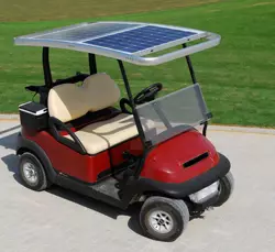 Voiture électrique de golf sur le panneau solaire