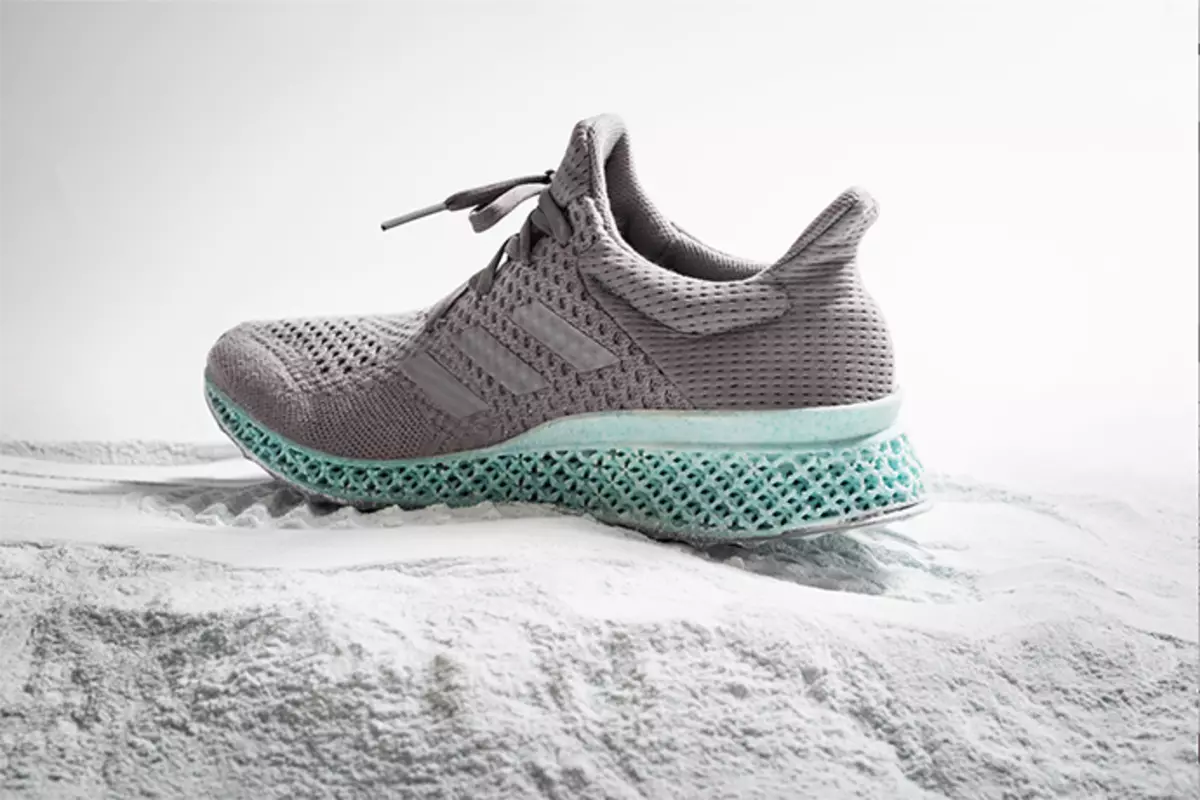 Sneakers Adidas mula sa recycled plastic