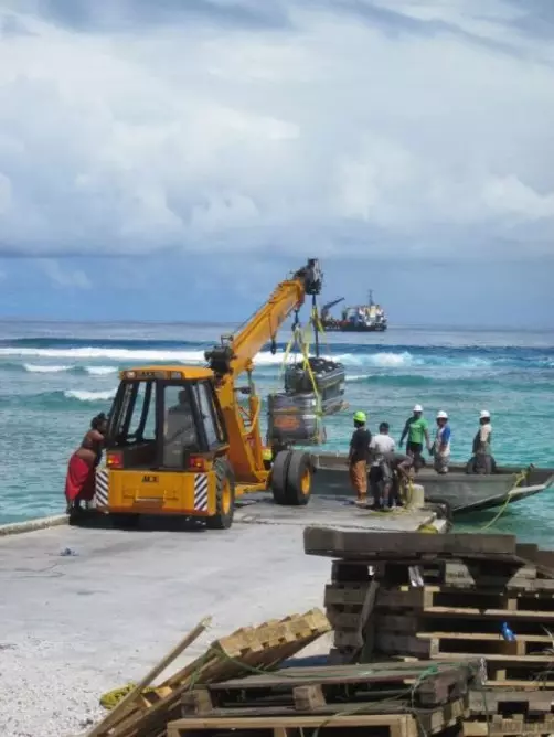 Els panells solars a Tokelau són lliurats pel mar