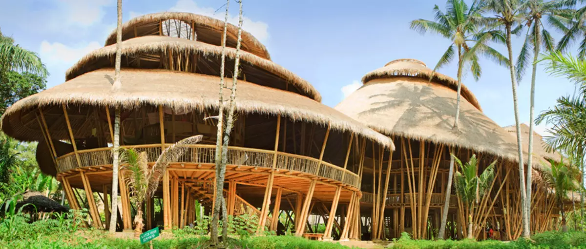 Zelená škola - jeho vzhľad na Bali, aktívna konštrukcia z bambusu začala