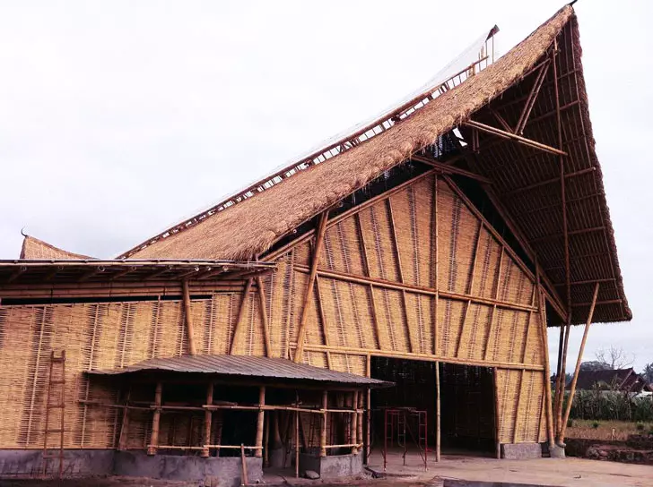 Čokoláda továrna v Sibanga - největší komerční budova z bambusu