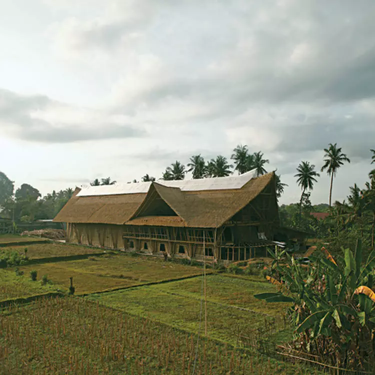 El edificio del bambú en Bali está ganando popularidad.