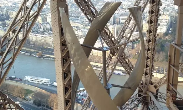 Hanomboka hiasa amin'ny herin'ny rivotra i Eiffel Tower