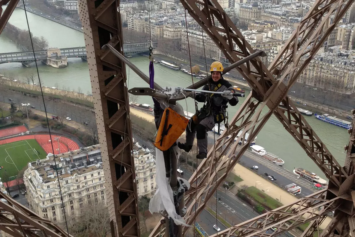 Hanomboka hiasa amin'ny herin'ny rivotra i Eiffel Tower