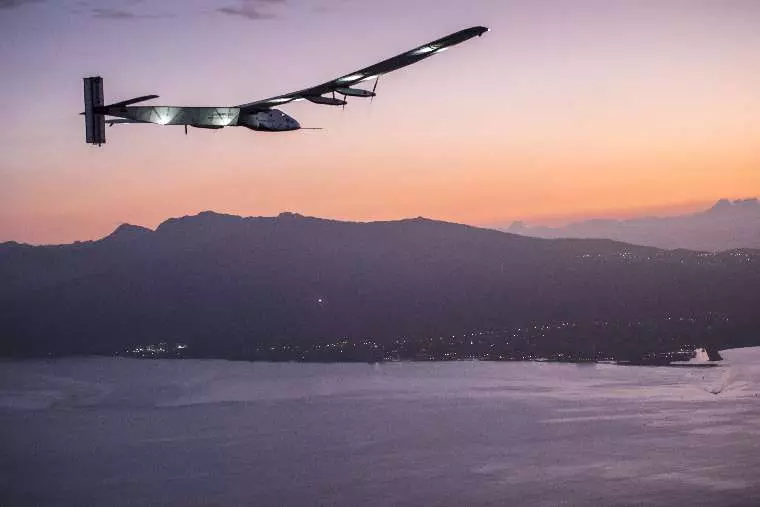 Solar Impulse 2 atascado en Hawai, antes de que esto instale tres registros