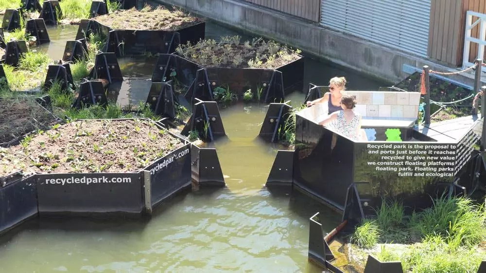 Floating Park aus recyceltem Kunststoff