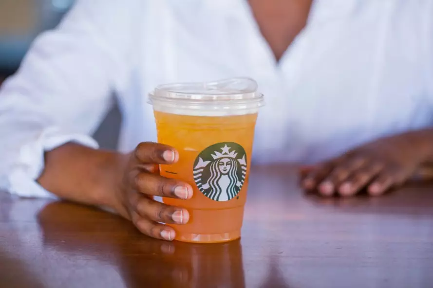 Starbucks қубурҳои пластикиро рад мекунад