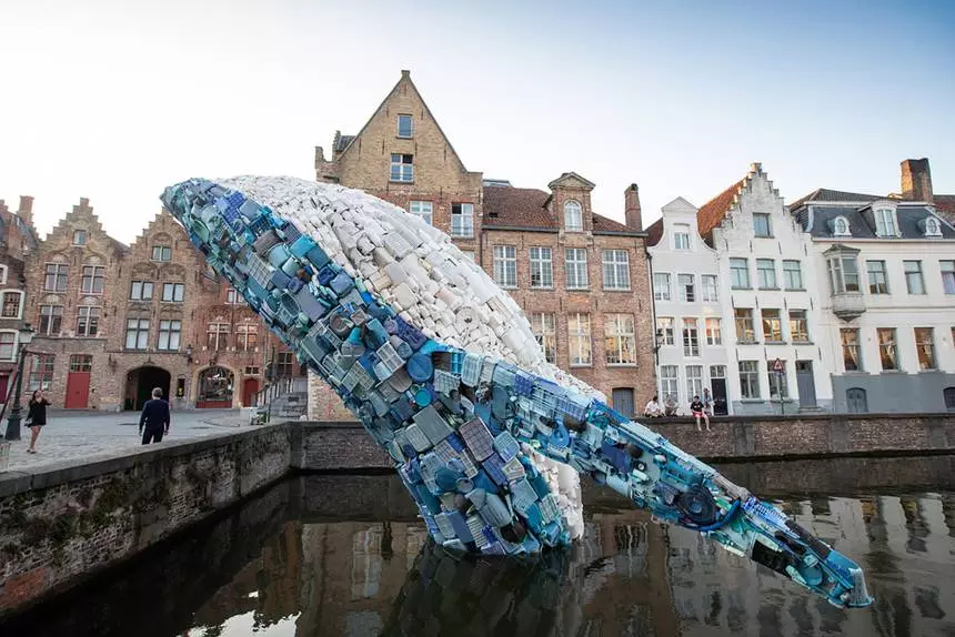 Enorme baleia de desperdício de plástico