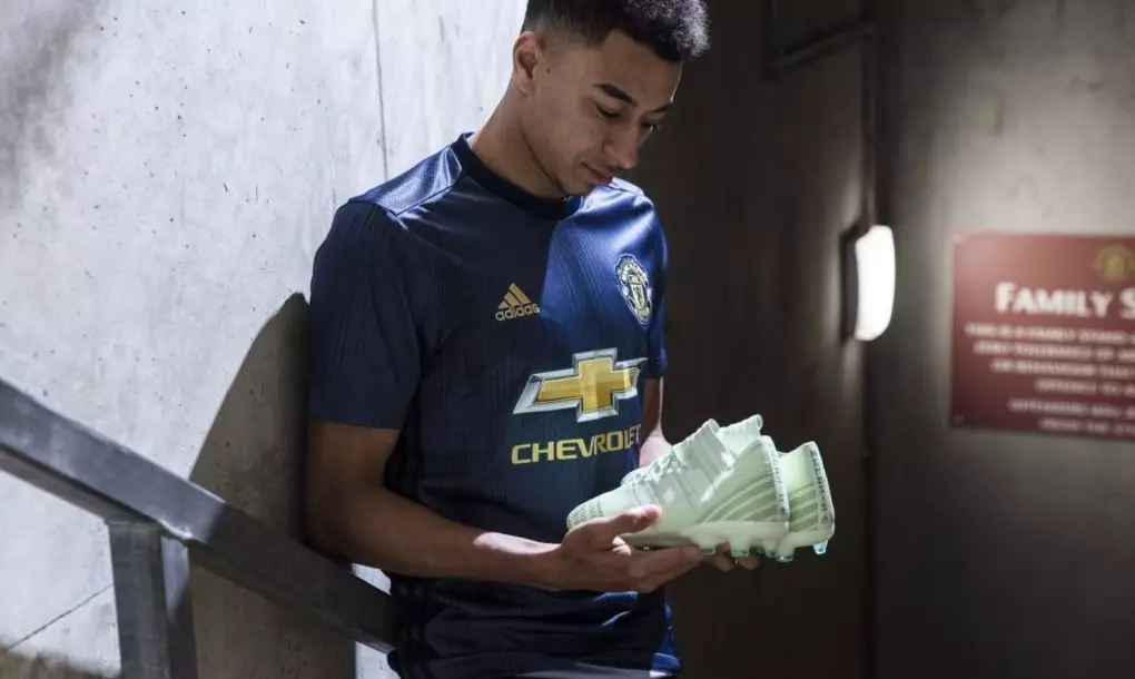 Adidas het die Manchester United T-Shirt aangebied, wat uit die see-plastiek geproduseer word