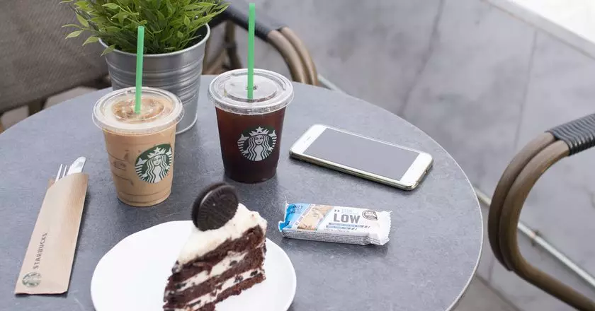 Starbucks nawakake 10 yuta dolar kanggo wong sing muncul karo cangkir kopi biodegradis