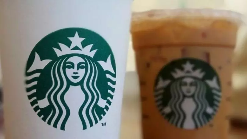 Starbucks 10 миллион долларро ба шахсе, ки бо косаи қаҳвахонаи меларзадашаванда меояд, пешниҳод мекунад